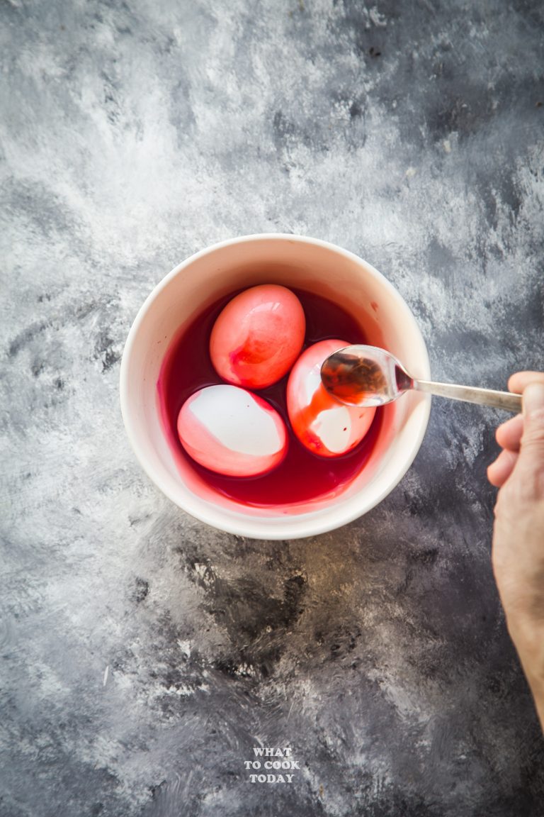 How to make red-shelled eggs (with natural dyes or food coloring)