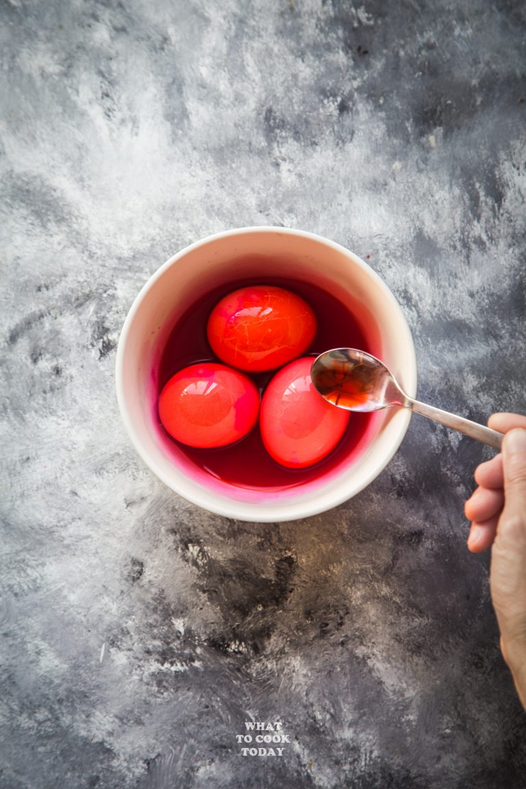 How to make red-shelled eggs (with natural dyes or food coloring)