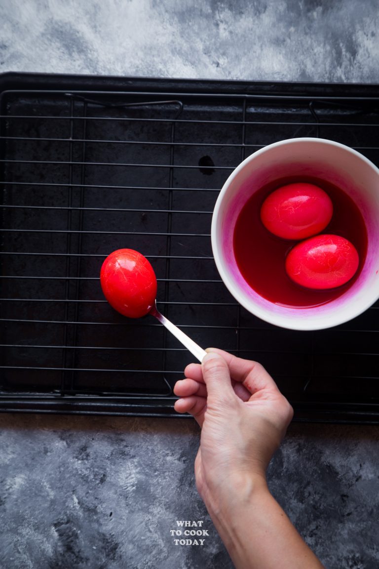 How to make red-shelled eggs (with natural dyes or food coloring)