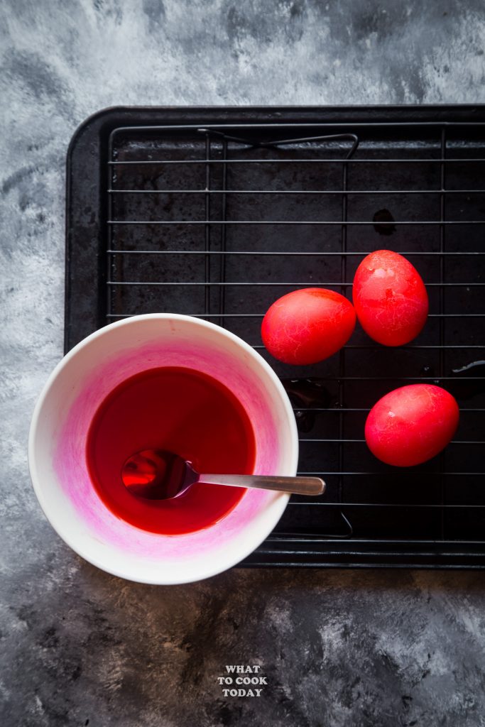 How to make red-shelled eggs (with natural dyes or food coloring)