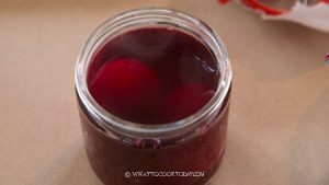 How to make red-shelled eggs (with natural dyes or food coloring)