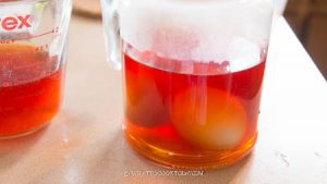 How to make red-shelled eggs (with natural dyes or food coloring)