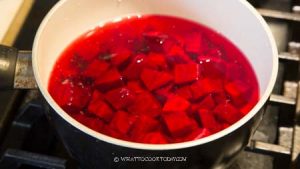 How to make red-shelled eggs (with natural dyes or food coloring)