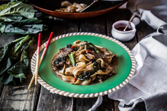 Thai Rad Na (Thai Stir-fried Flat Rice Noodles with Gravy)
