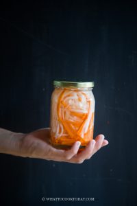 Dồ Chua (Vietnamese Pickled Daikon and Carrot)