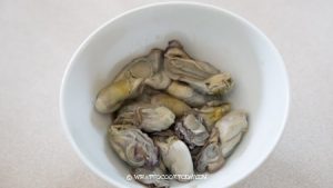 How To Make Orh Jian / Or Luak (Hawker Fried Oyster Omelette)