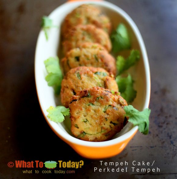 Chwee Kueh (Water Cake with Chai Poh / Preserved Turnip)