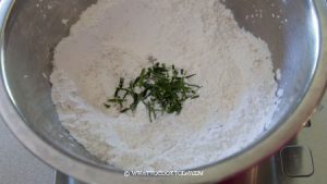 Rempeyek Kacang/Peyek (Indonesian Crispy Peanut Fritters)