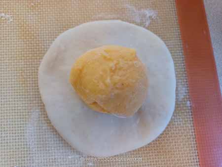 Liu Sha Bao (Molten Salted Egg Yolk Steamed Buns)