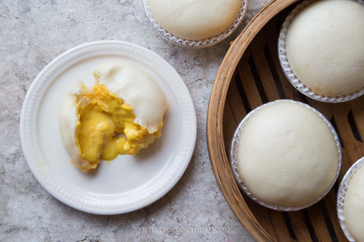 Liu Sha Bao (Molten Salted Egg Yolk Steamed Buns)