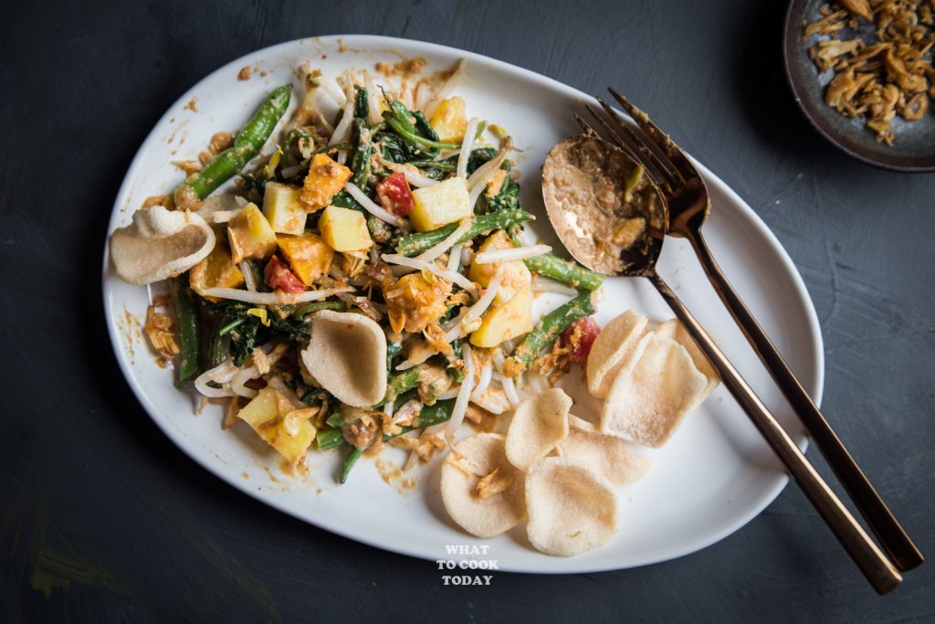 Lotek (Sundanese Vegetable Salad with Peanut Dressing) - What To Cook Today