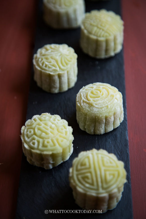 Easy Pandan Snow Skin Mooncake (冰皮月饼) - Mochi Mooncake