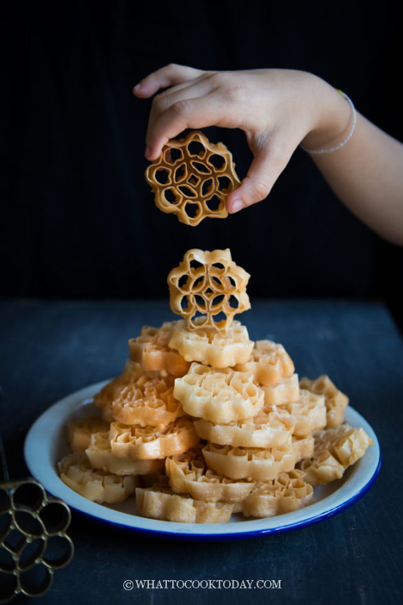Kue Kembang Goyang - Kuih Loyang (Honeycomb Cookies)