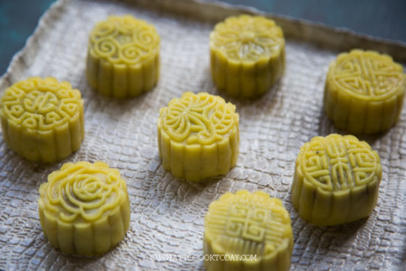 Mung Bean Paste Mooncake (with Dou Sha Filling)