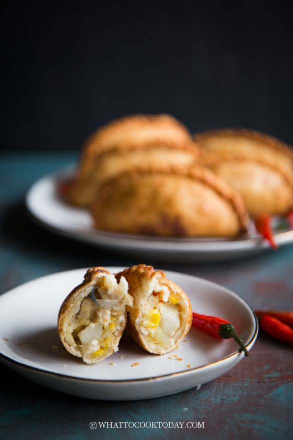 Pastel Ayam / Indonesian Empanadas (Baked or Fried)