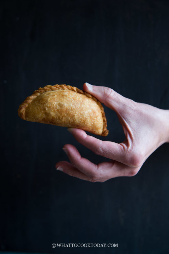 Pastel Ayam / Indonesian Empanadas (Baked or Fried)
