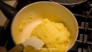 Soft Fluffy Steamed Custard Buns (Nai Wong Bao/ 奶黄包)
