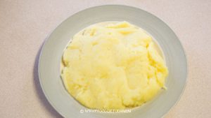 Soft Fluffy Steamed Custard Buns (Nai Wong Bao/ 奶黄包)
