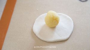 Soft Fluffy Steamed Custard Buns (Nai Wong Bao/ 奶黄包)