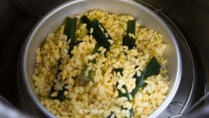 Easy Tau Suan with You Tiao (Split Mung Bean Dessert)