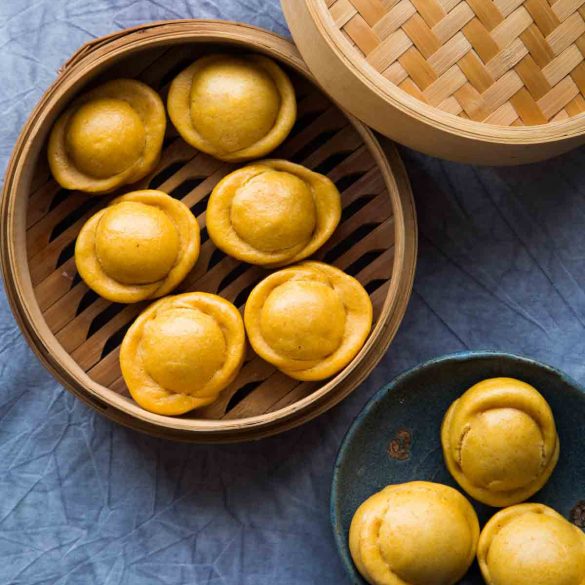 Soft Fluffy Chinese Steamed Buns Recipe (Mantou)