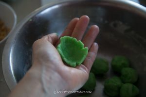 Kuih Makmur (Malay Peanut Pastry)