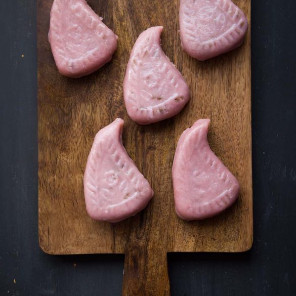 Teochew Png Kueh (Teochew Glutinous Peach Shaped Kueh)