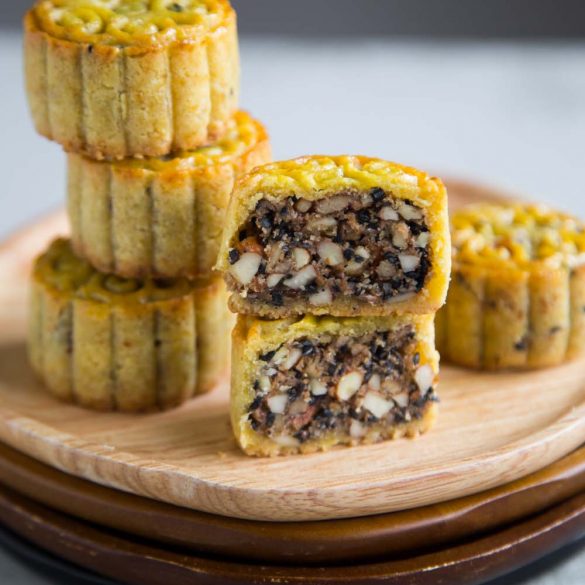 Mixed Nuts and Fruits Mooncake (Wu Ren Yue Bing) - No Golden Syrup