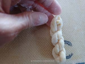 Ma Hwa / Mahua 麻花 / Kue Untir Untir (Chinese Twisted Fried Dough)