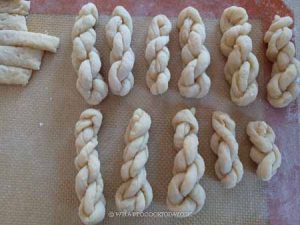 Ma Hwa / Mahua 麻花 / Kue Untir Untir (Chinese Twisted Fried Dough)