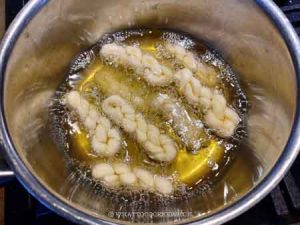 Ma Hwa / Mahua 麻花 / Kue Untir Untir (Chinese Twisted Fried Dough)