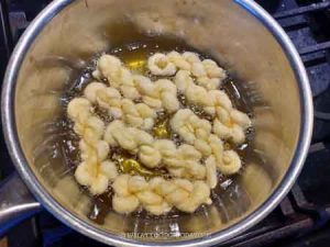 Ma Hwa / Mahua 麻花 / Kue Untir Untir (Chinese Twisted Fried Dough)