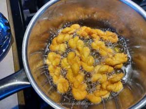 Ma Hwa / Mahua 麻花 / Kue Untir Untir (Chinese Twisted Fried Dough)