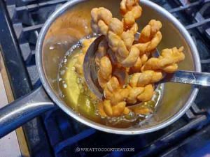 Ma Hwa / Mahua 麻花 / Kue Untir Untir (Chinese Twisted Fried Dough)