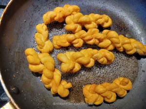 Ma Hwa / Mahua 麻花 / Kue Untir Untir (Chinese Twisted Fried Dough)