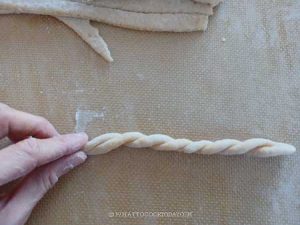 Ma Hwa / Mahua 麻花 / Kue Untir Untir (Chinese Twisted Fried Dough)