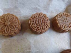How to bake chocolate mooncakes without golden syrup and alkaline water