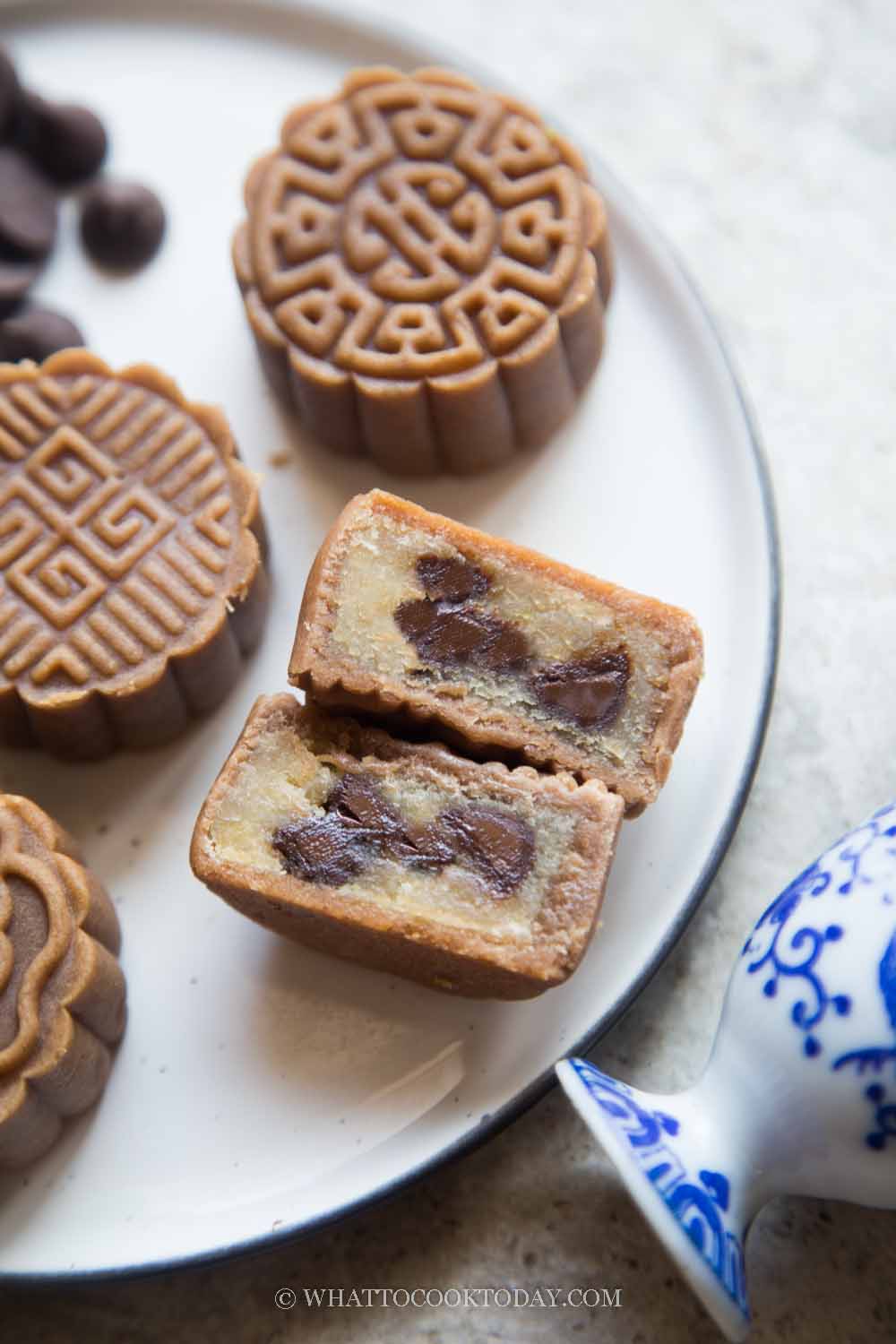 How to bake chocolate mooncakes without golden syrup and alkaline water
