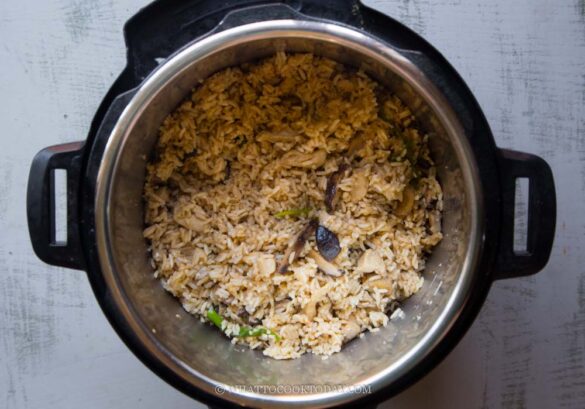 Easy One-Pot Taiwanese Sesame Oil Chicken Rice