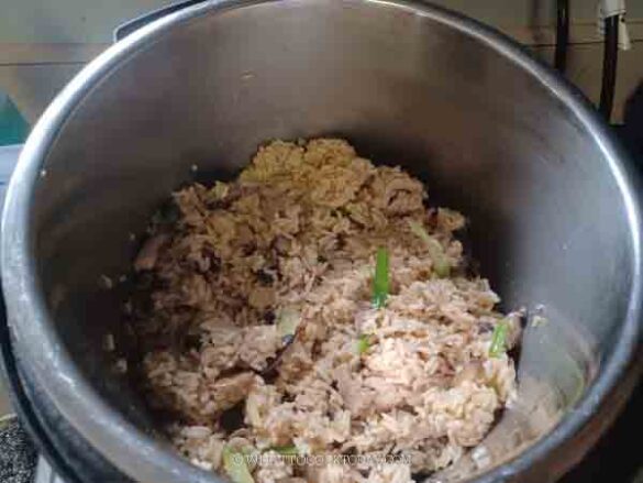 Easy One-Pot Taiwanese Sesame Oil Chicken Rice