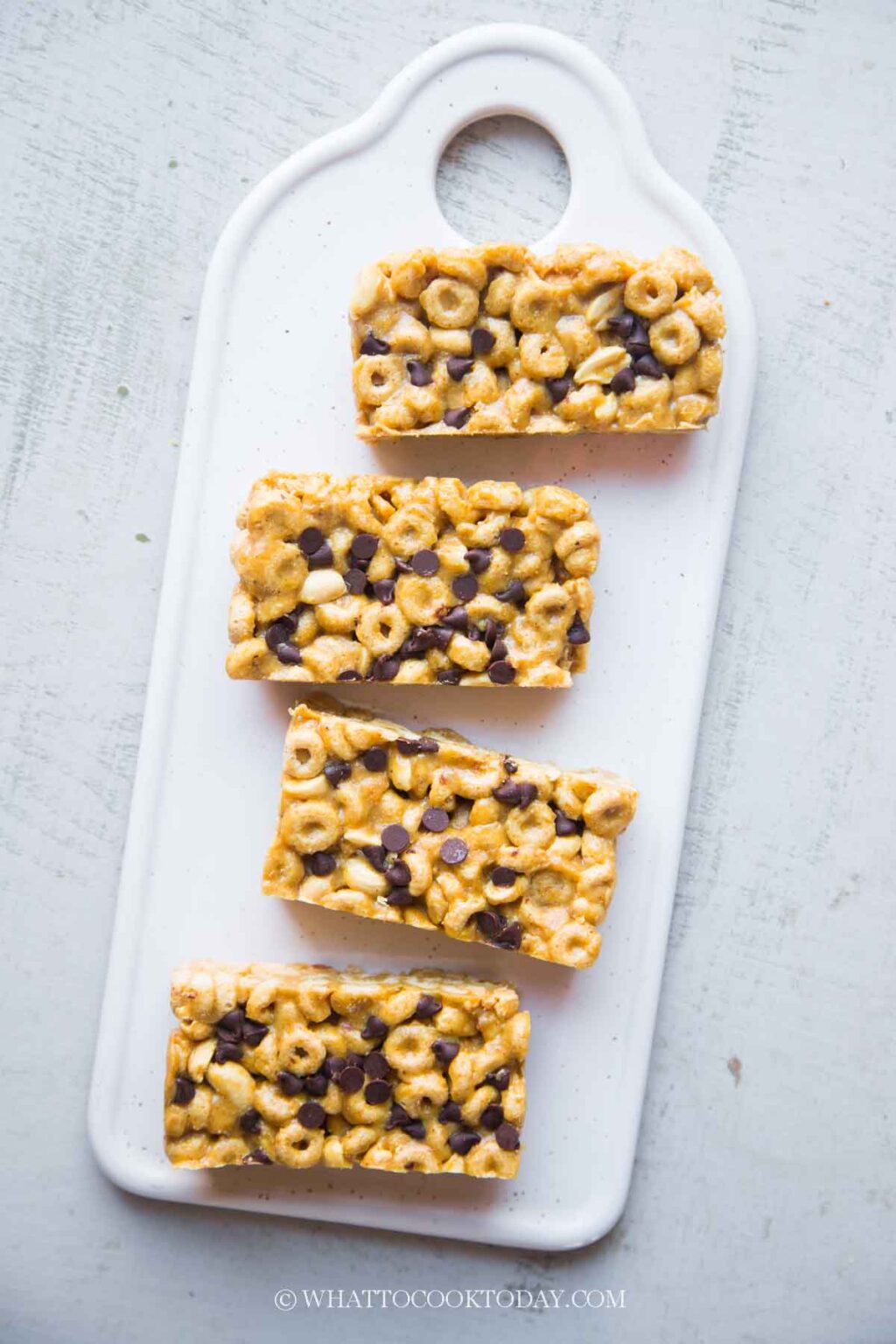 Easy No-Bake Peanut Butter Chocolate Chip Cheerios Bars