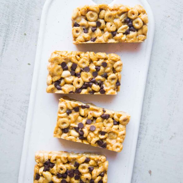 Easy No-Bake Peanut Butter Chocolate Chip Cheerios Bars