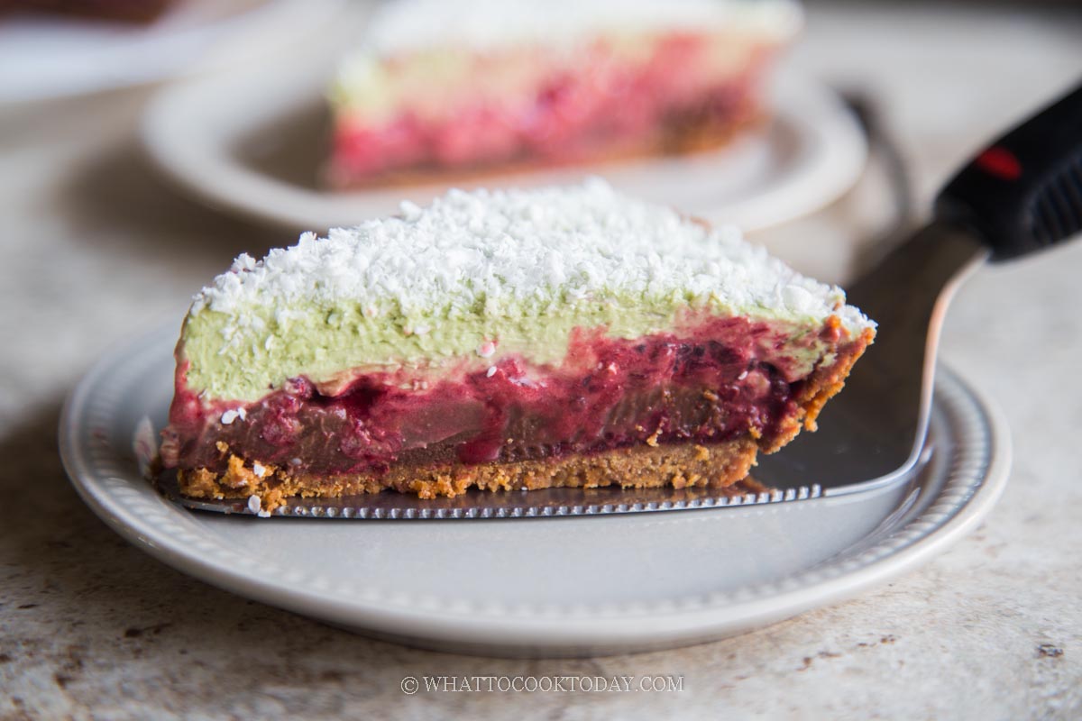 No-Bake Matcha Chocolate Berry Cheesecake